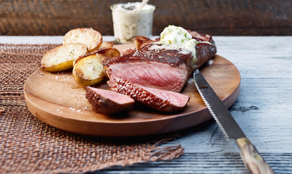 Entrecôte au beurre aux herbes avec pommes de terre sautées - Viande Suisse