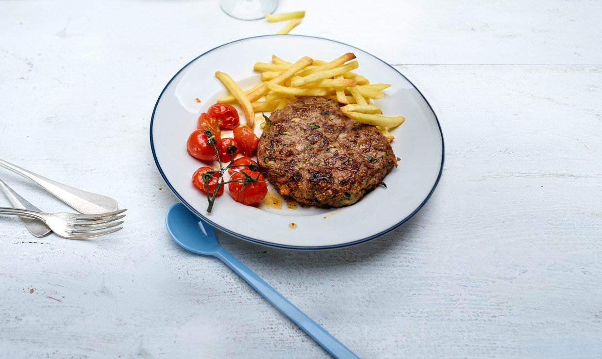 Steaks hachés de bœuf avec des frites et tomates douces - Viande Suisse