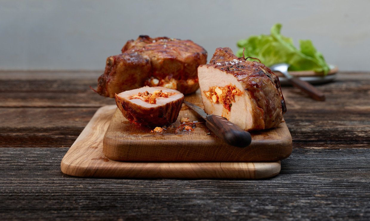 Double côtelette de porc farcie à l’ajvar et au fromage de brebis ...