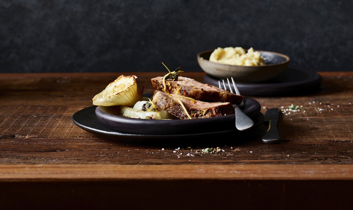 Cou de porc au sel aux épices sur lit d’oignons - Viande Suisse