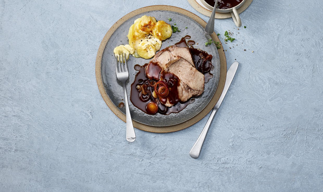 Cou de porc à la sauce oignons avec choux de Bruxelles et pommes de ...