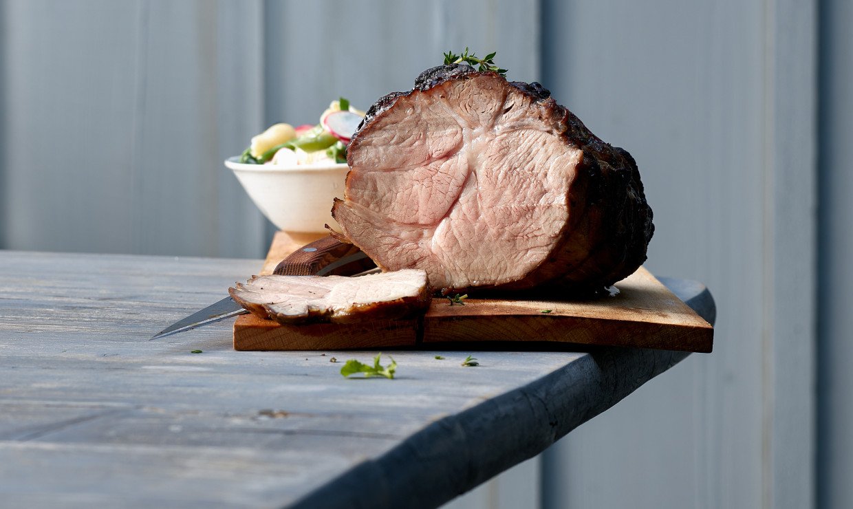 Cou de porc mariné sur planche de hêtre ou de fruitier - Viande Suisse